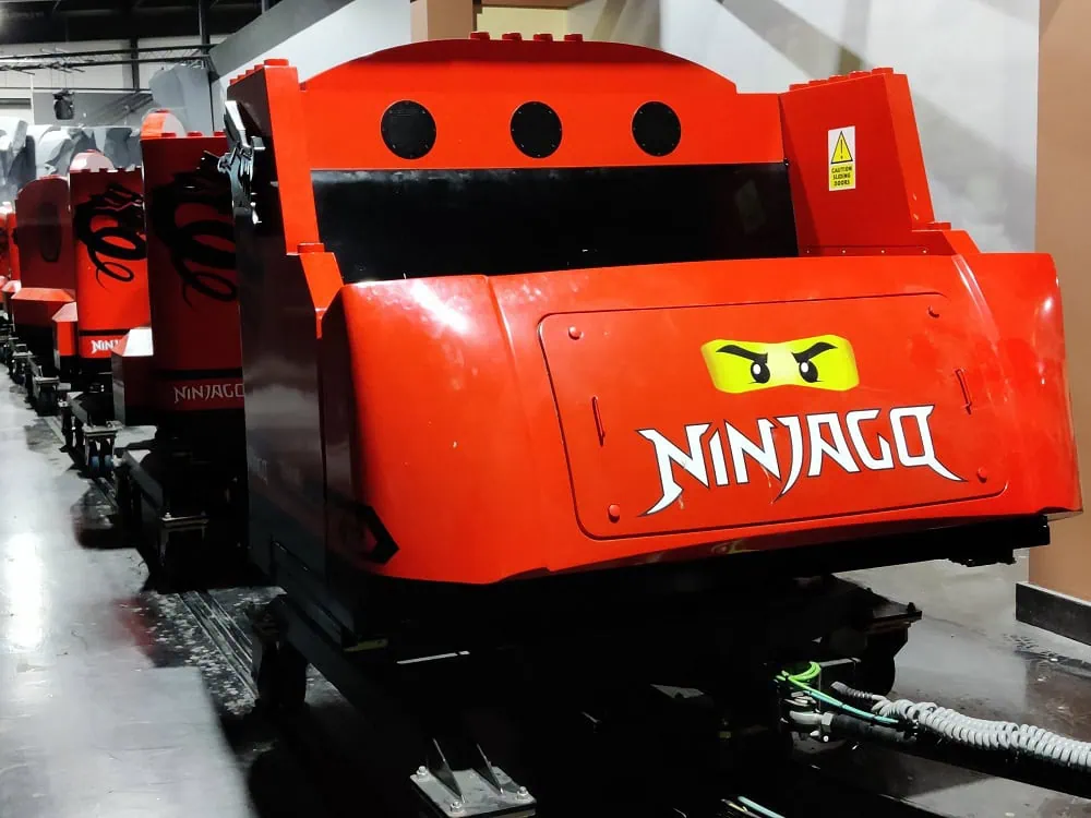Fighting with our bare hands - Backstage at Ninjago The Ride – DRdb
